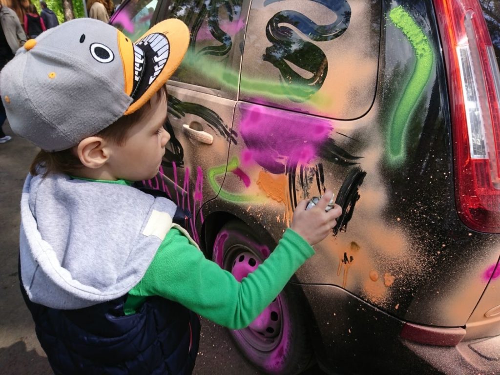 Особенности красок смываемых водой: меловая аэрозольная в баллончиках